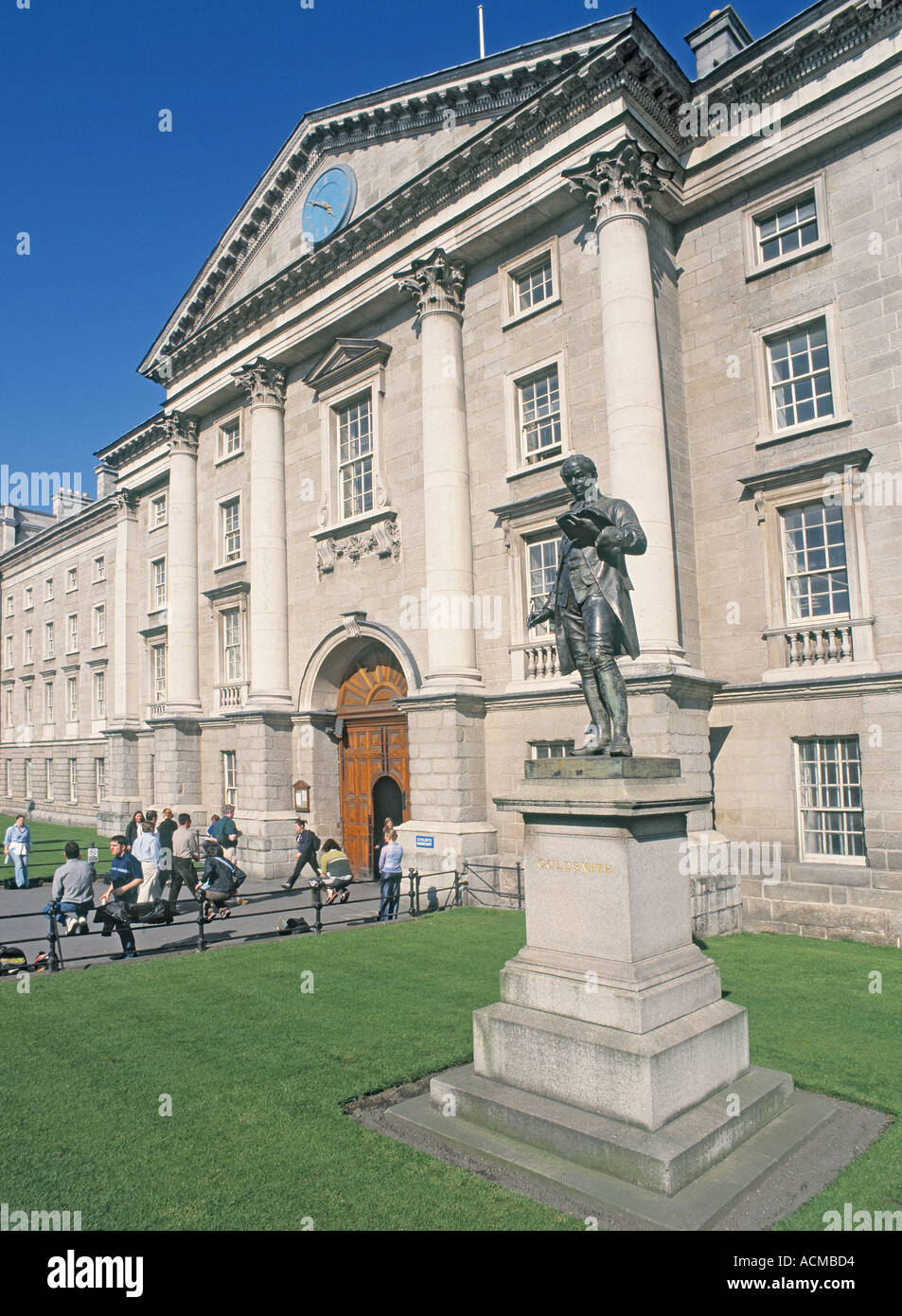 Oliver goldsmith statue dublin hi-res stock photography and images - Alamy