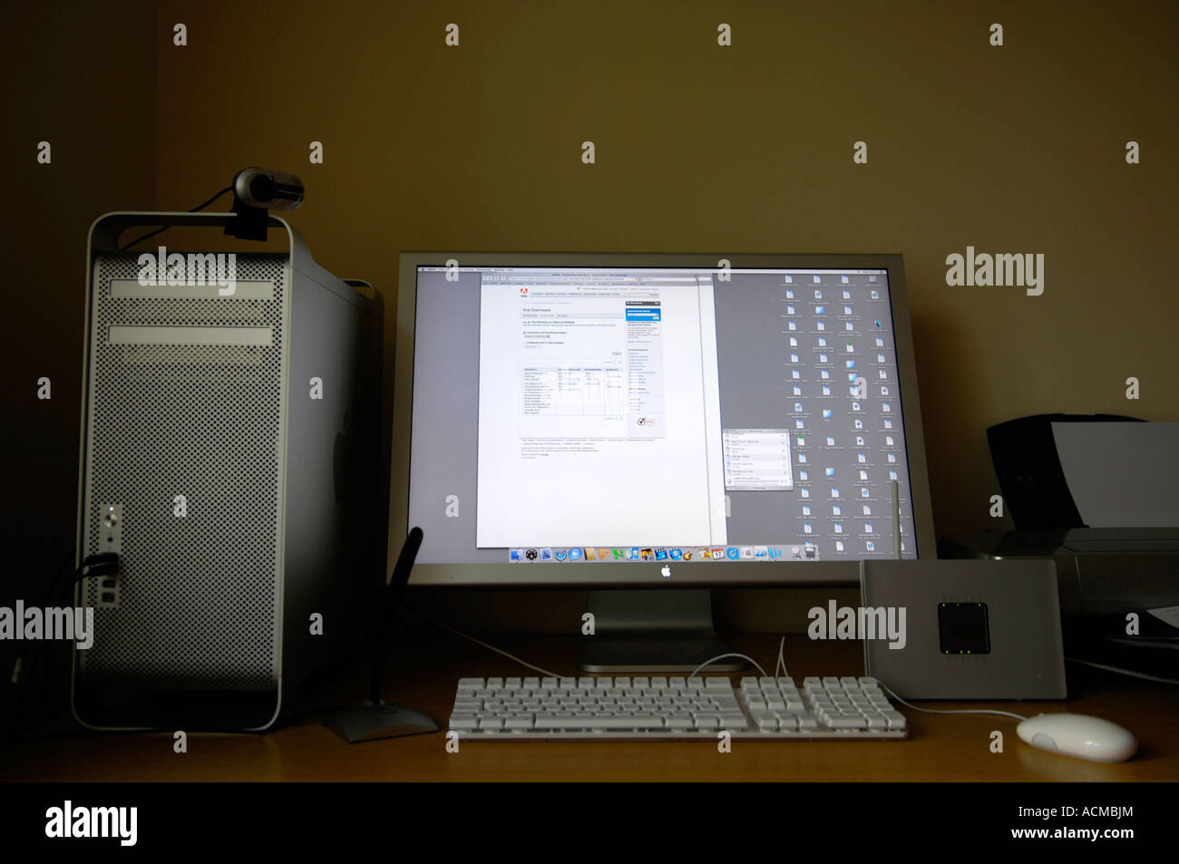 apple mac macpro cinema display screen monitor computer computing desk ...