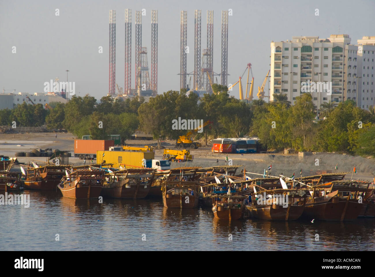 Oil rig middle east hi-res stock photography and images - Alamy