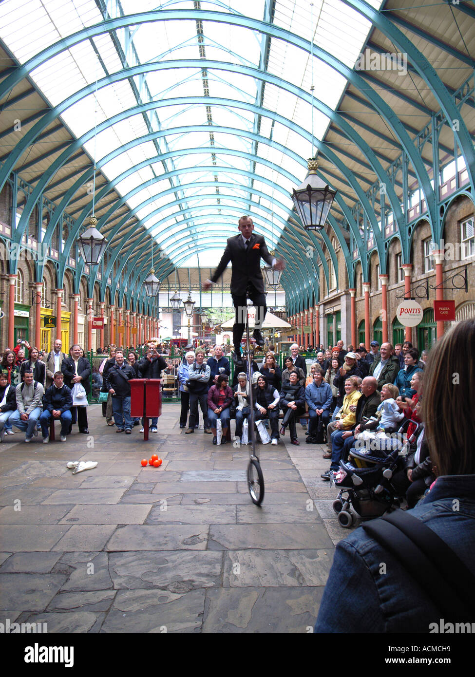 Covent garden performer hi-res stock photography and images - Alamy