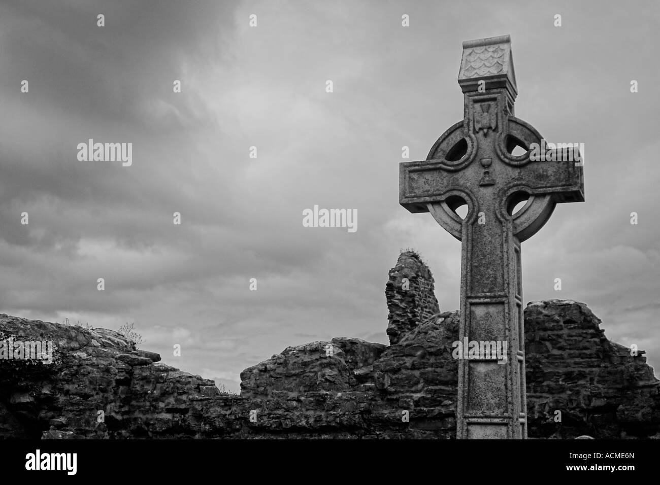 A celtic cross at Donegal Friary and cemetery Stock Photo - Alamy