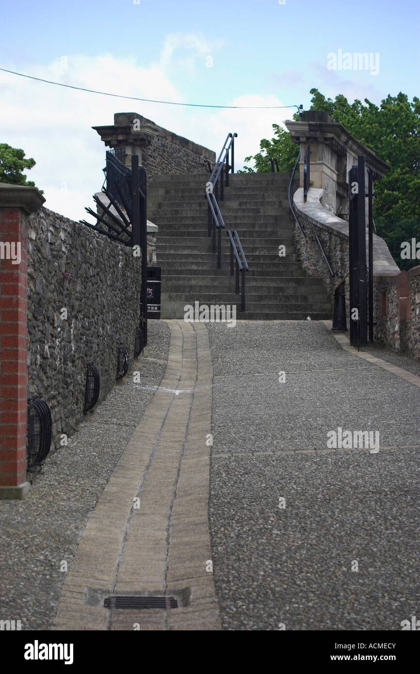 City gate and wall londonderry hi-res stock photography and images - Alamy