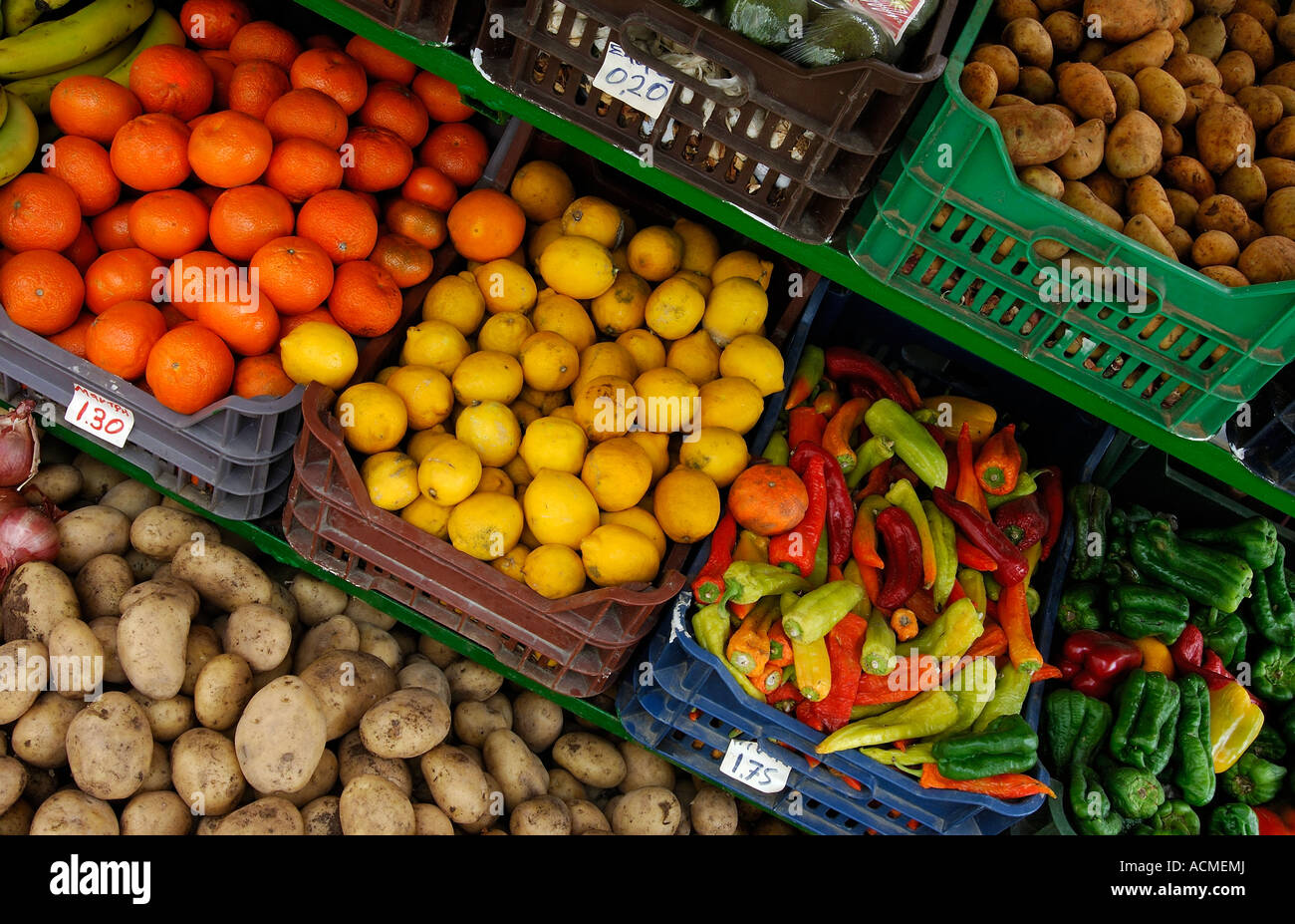 Fruit and vegetable market stand Stock Photo - Alamy