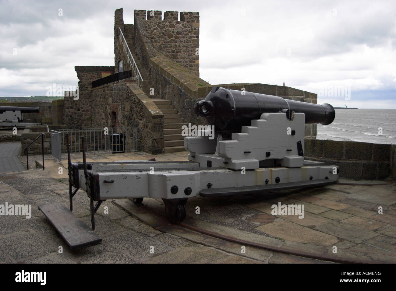 68 pounder cannon hi-res stock photography and images - Alamy