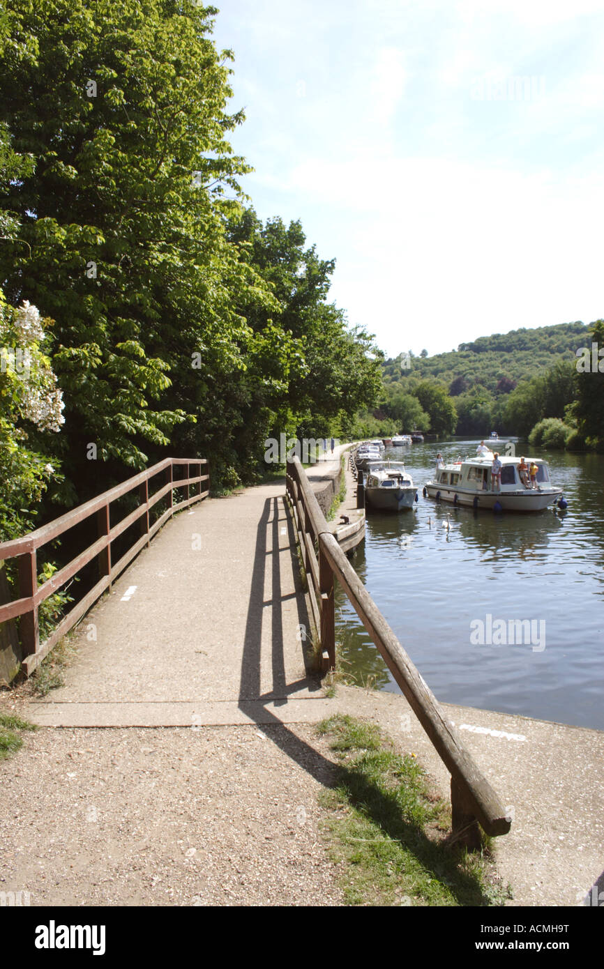 Footbridge by River Thames Goring Oxfordshire Stock Photo - Alamy