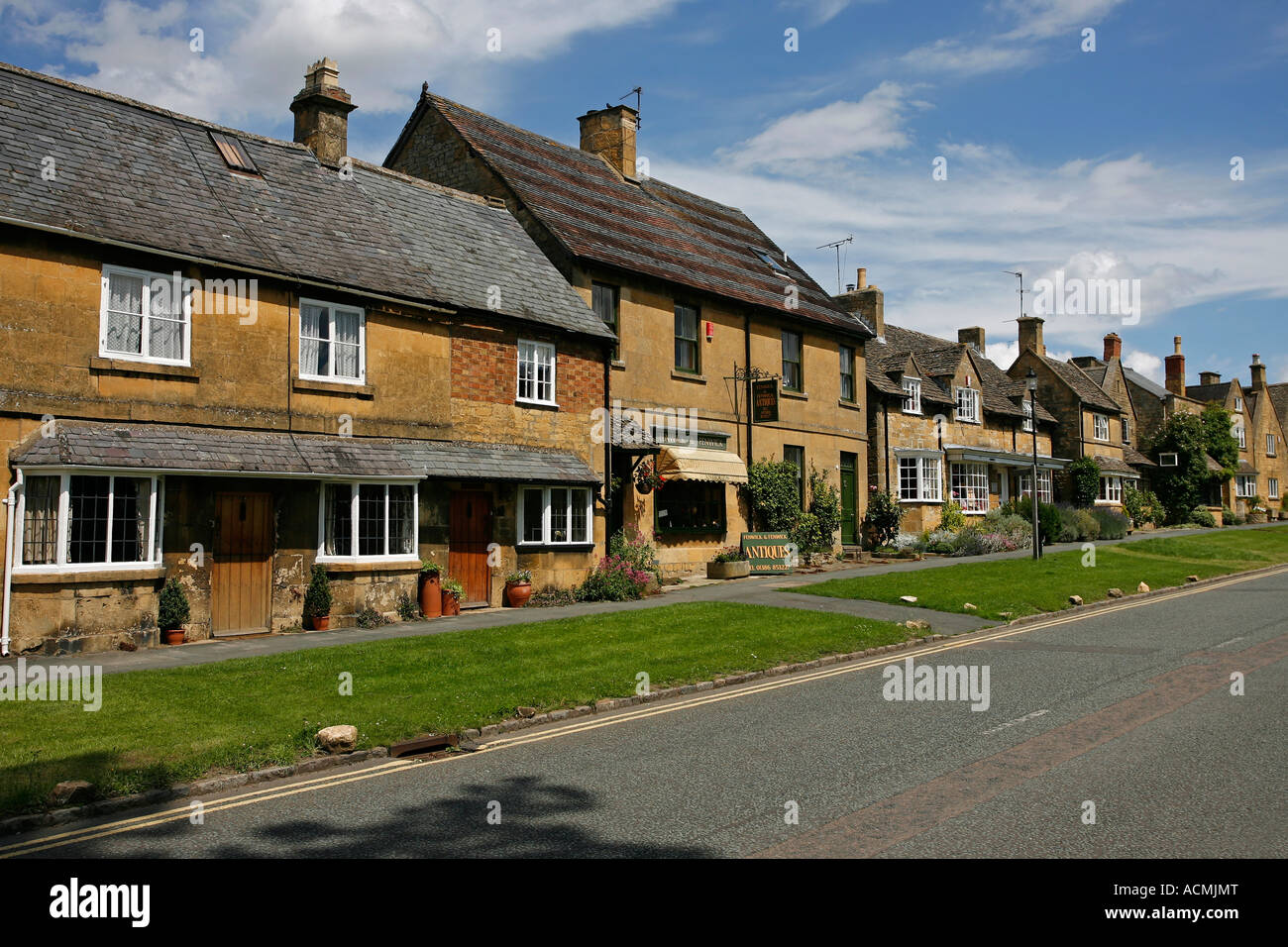 Upper High Street Broadway England UK Stock Photo - Alamy