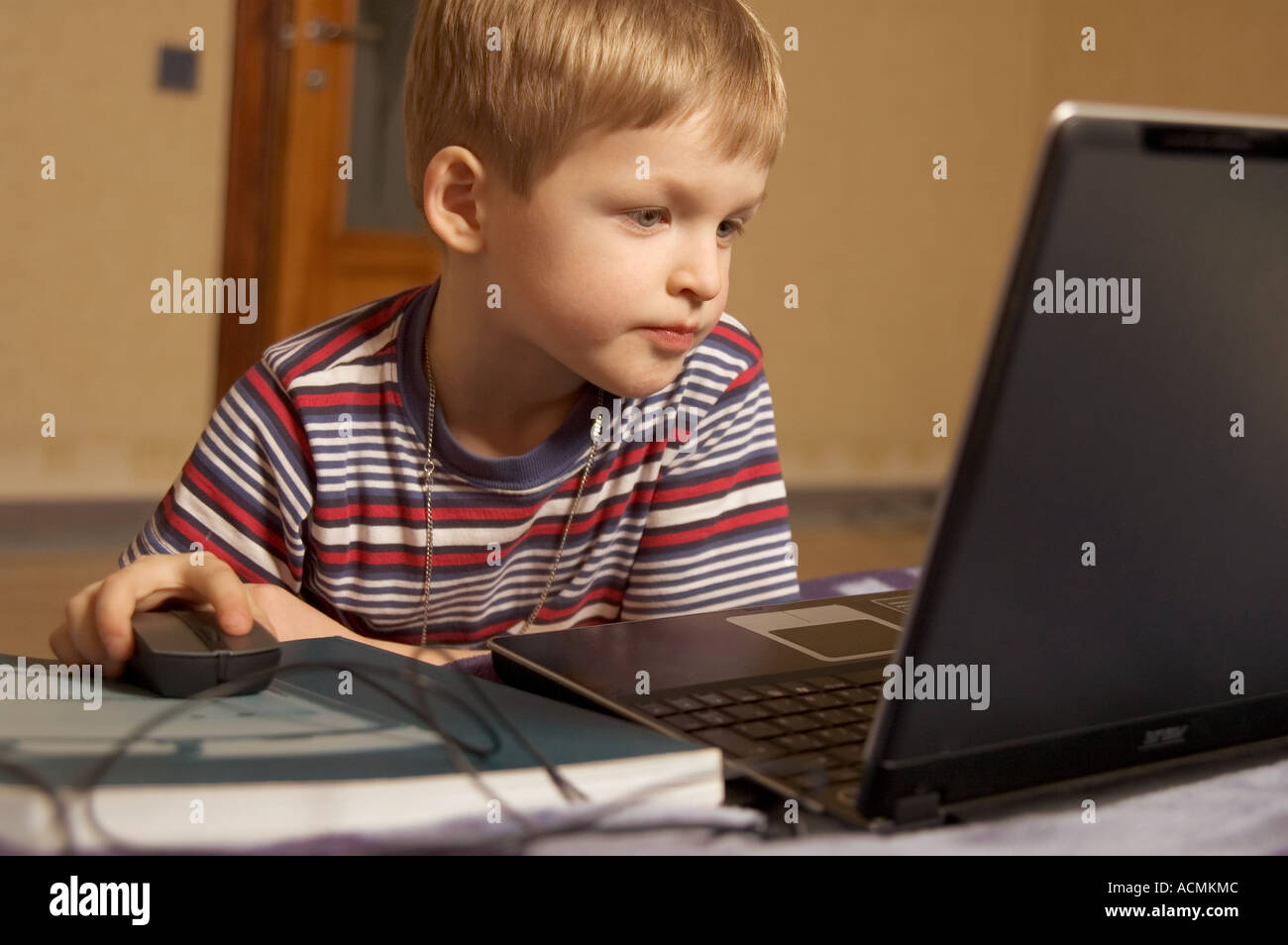 Child stare computer hi-res stock photography and images - Alamy