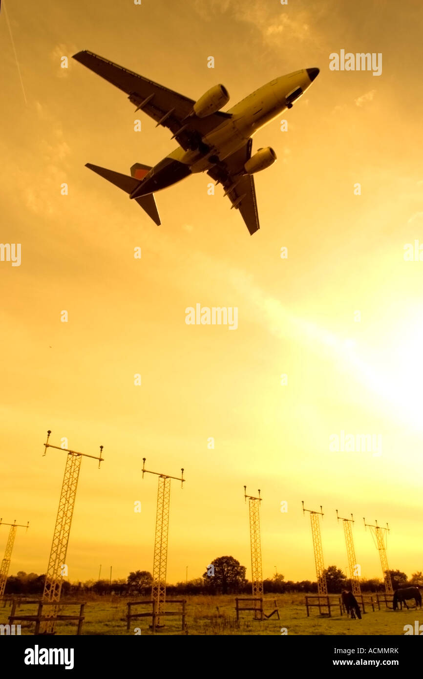 Airliner flying sun hi-res stock photography and images - Alamy