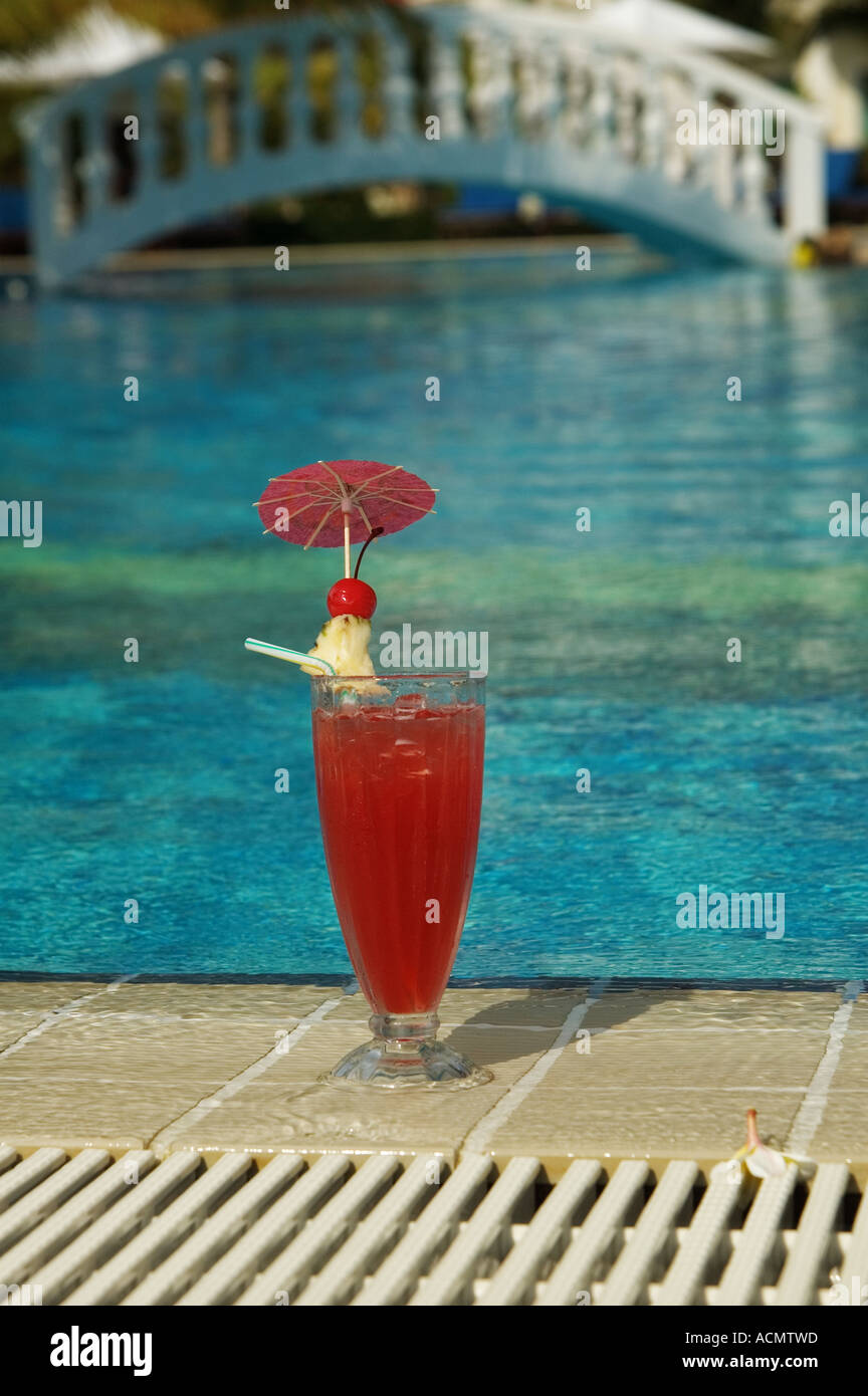 Cocktail near swimming pool hi-res stock photography and images - Alamy