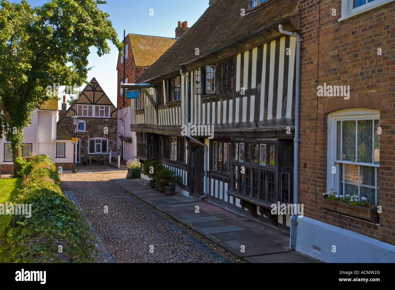 Cobbled street and picturesque houses in Church Square Rye East Sussex ...