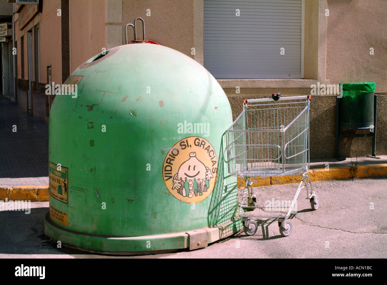 Dumped trollies hi-res stock photography and images - Alamy