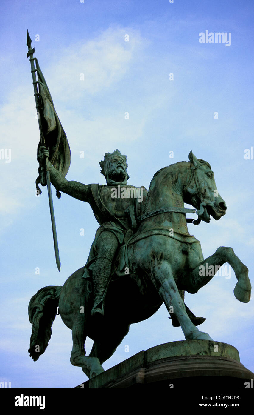 Vertigris stained bronze statue of flag bearing king on horse rampant ...