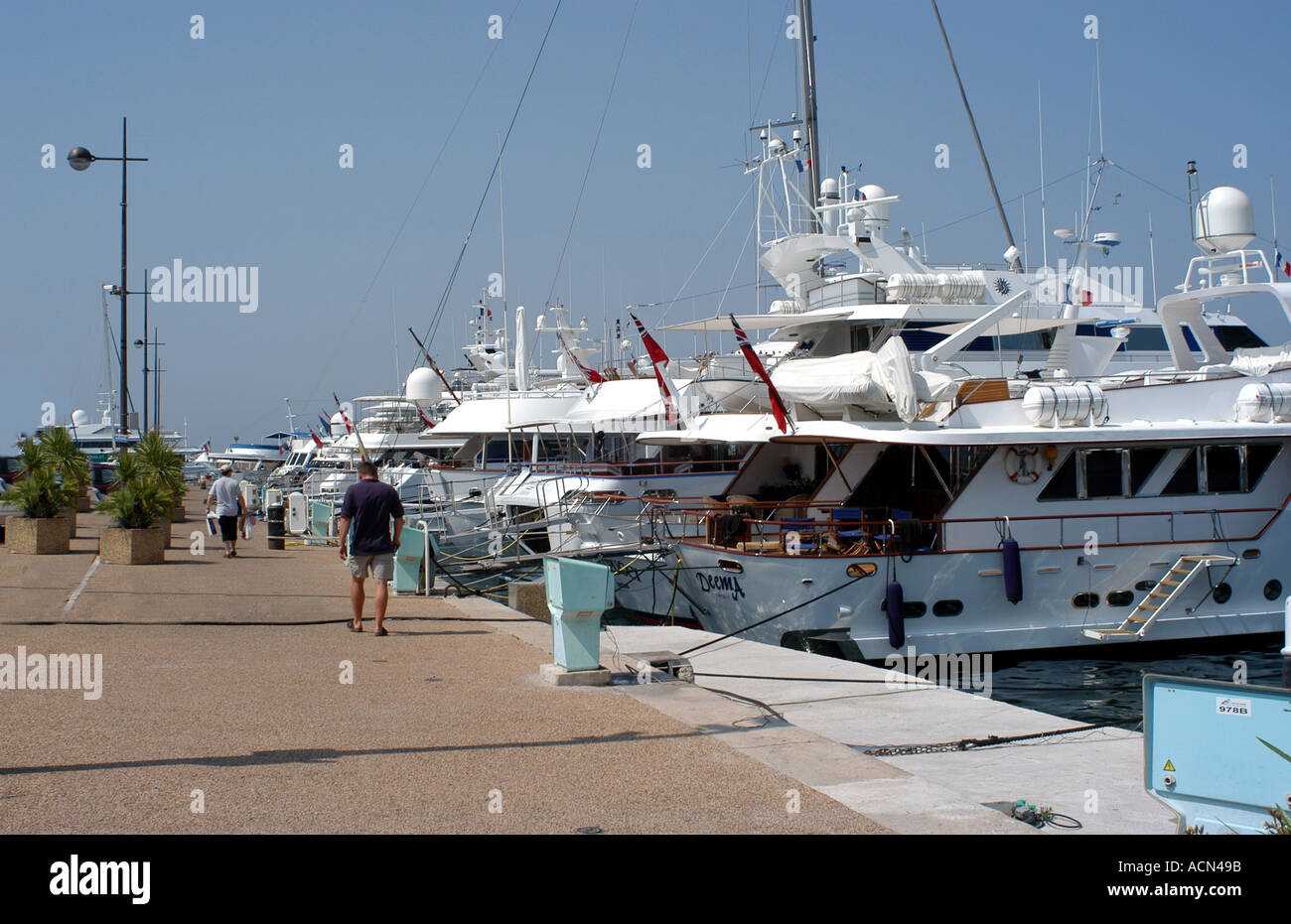 Cannes docks hi-res stock photography and images - Alamy