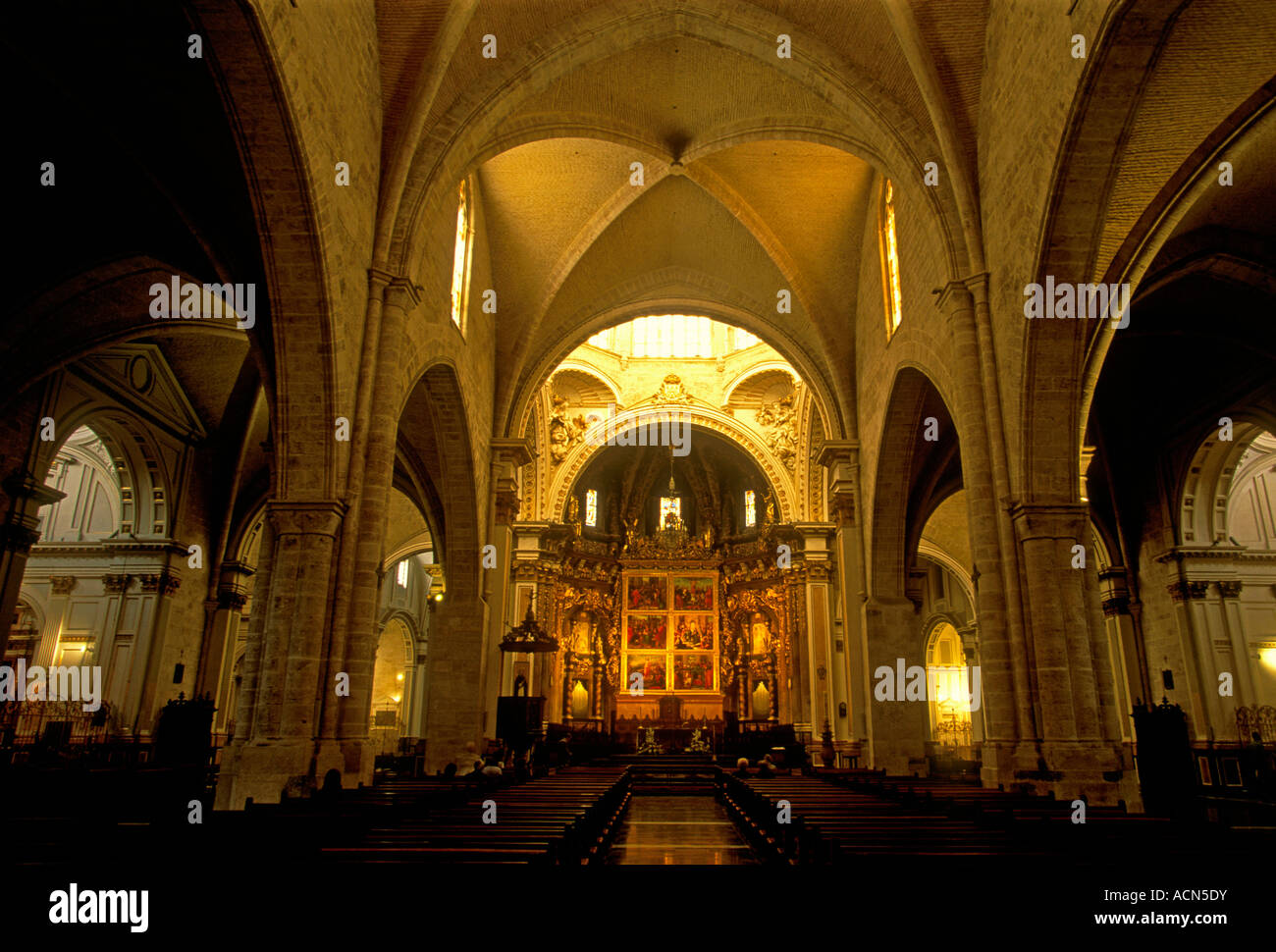 high altar, altar, nave, apse, barrlel-vaulted ceiling, Cathedral ...