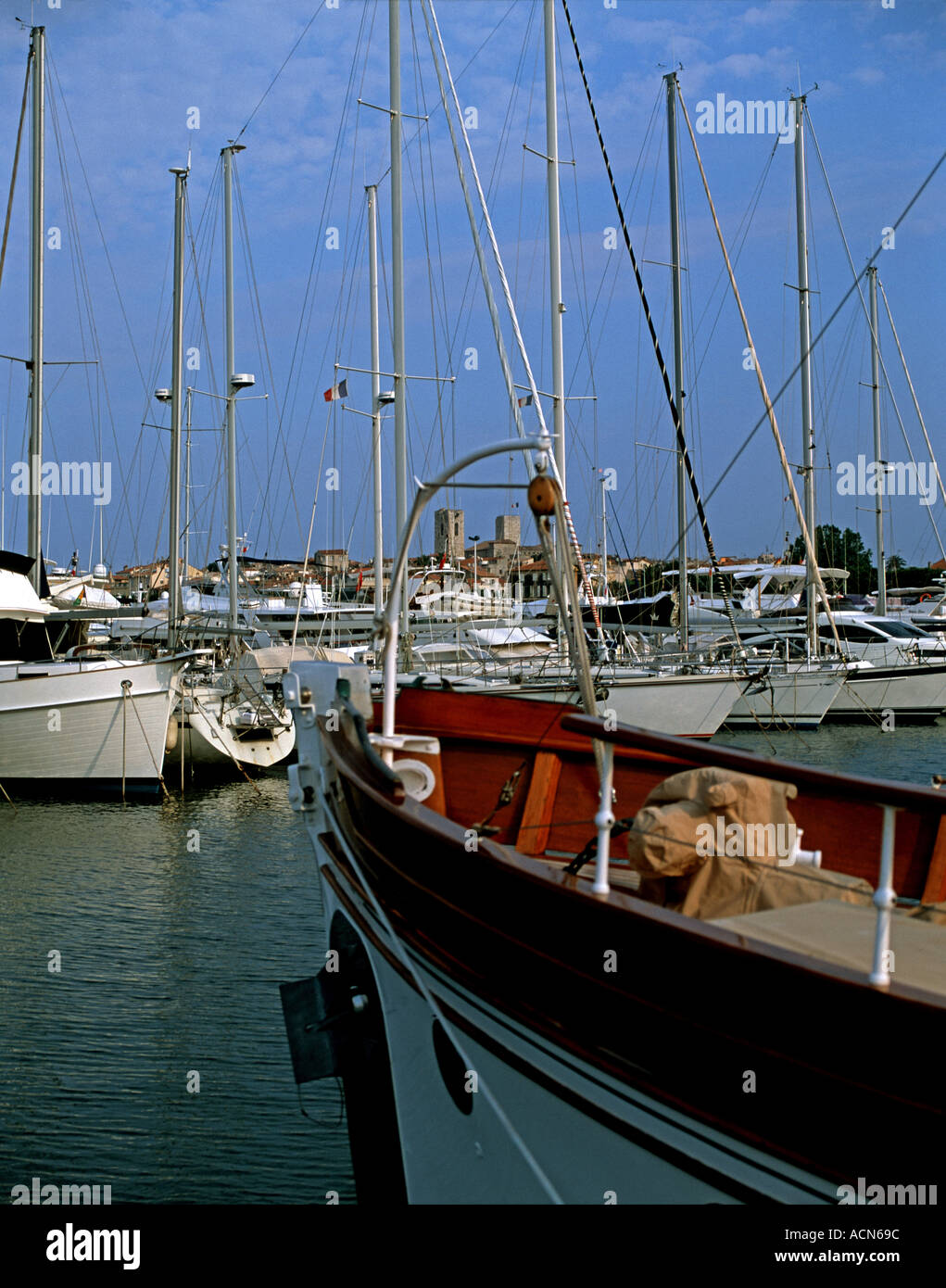 Yachts in antibes marina hi-res stock photography and images - Alamy