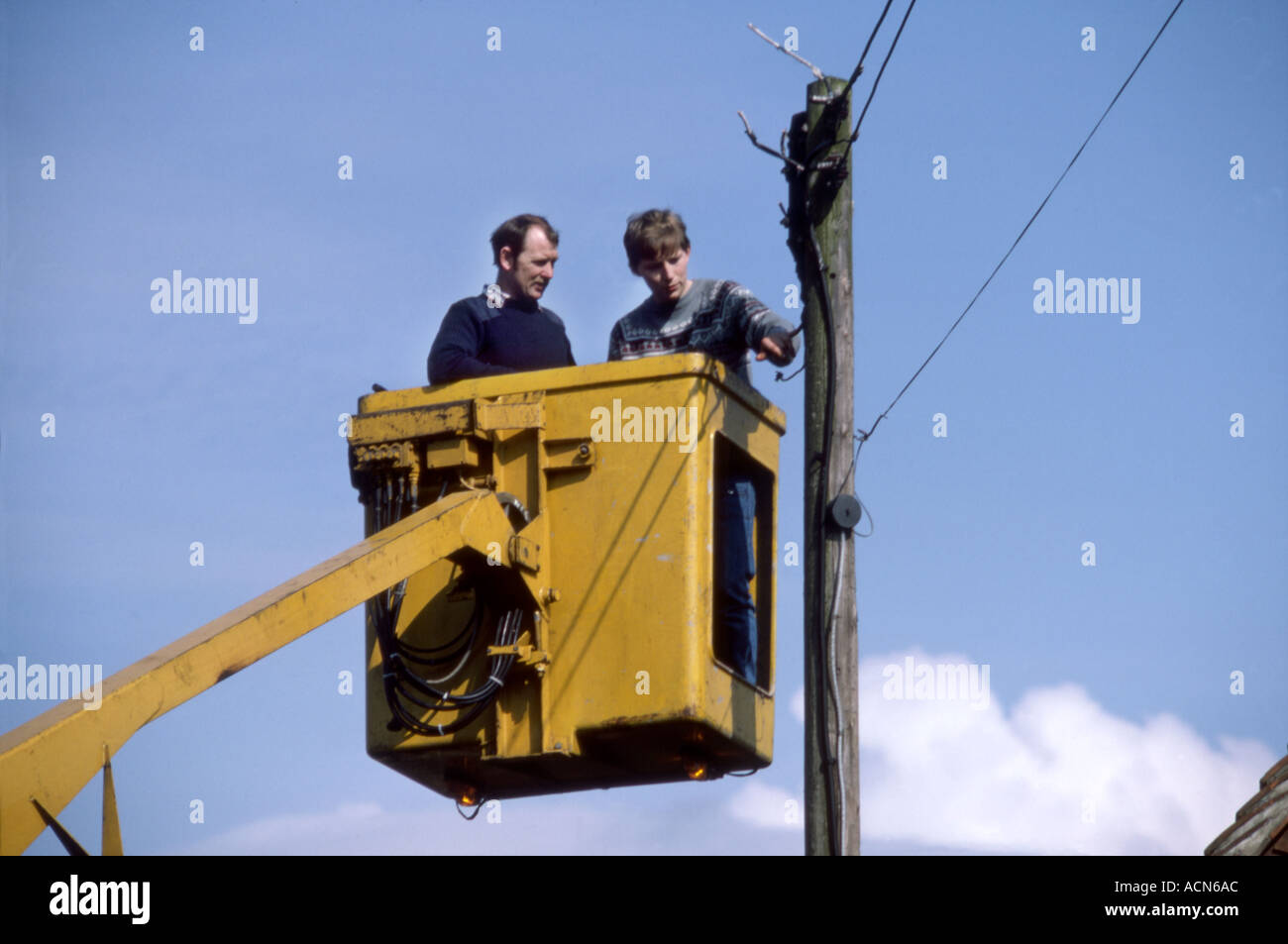 Cherry picker hi-res stock photography and images - Alamy