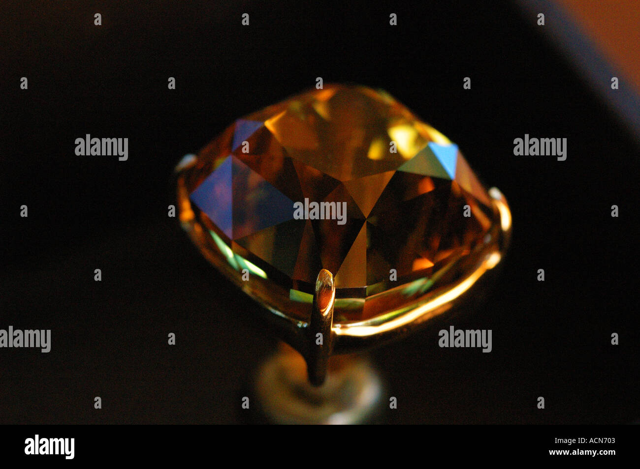 Huge thumb sized yellow sapphire 150k Rubyvale Gem gallery Queensland ...