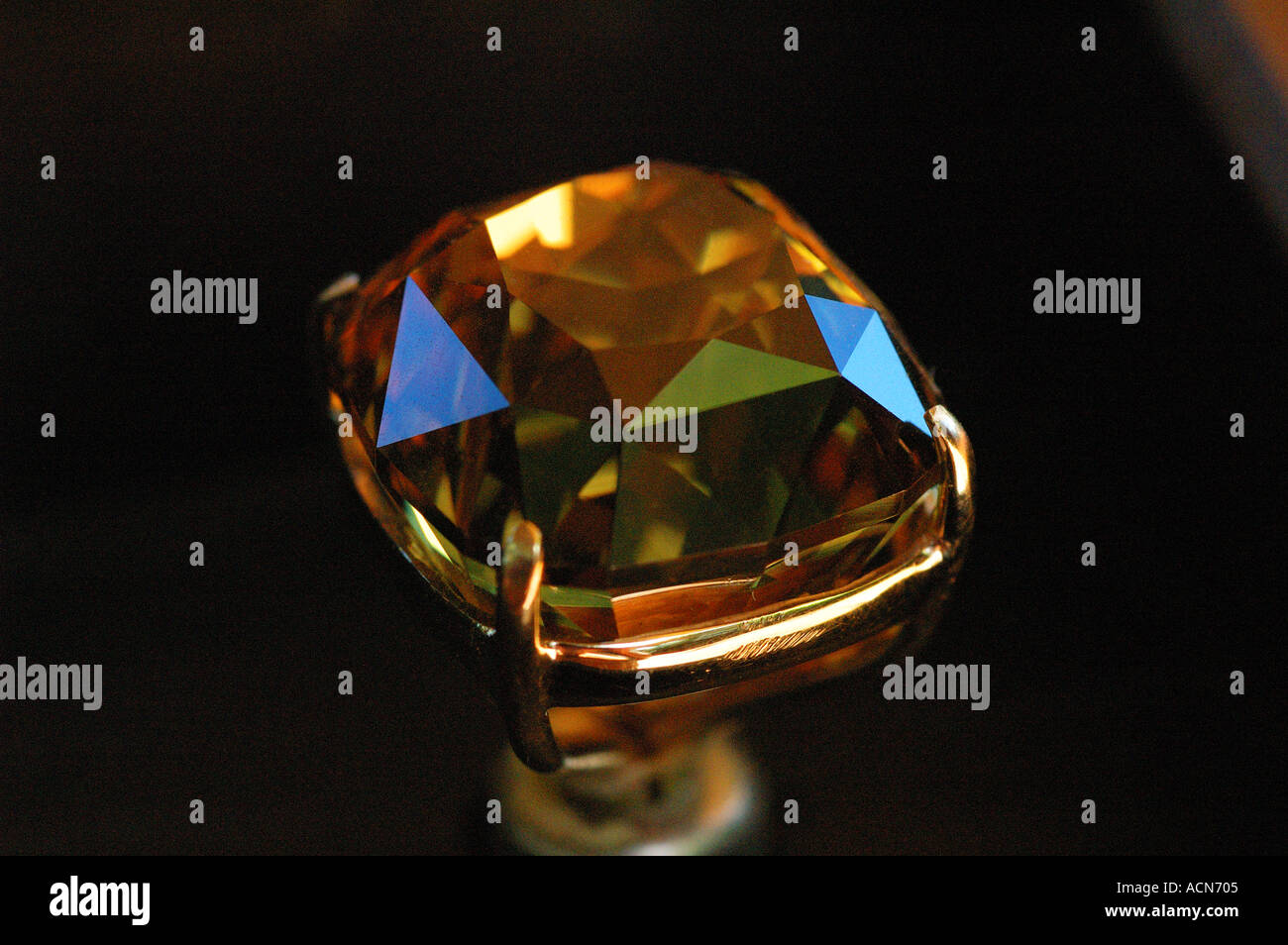 Huge thumb sized yellow sapphire 150k Rubyvale Gem gallery Queensland ...