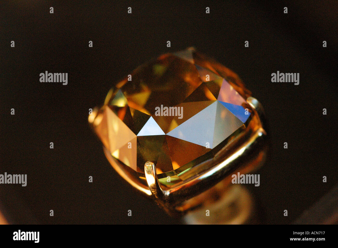 Rare and precious minerals gallery hi-res stock photography and images ...