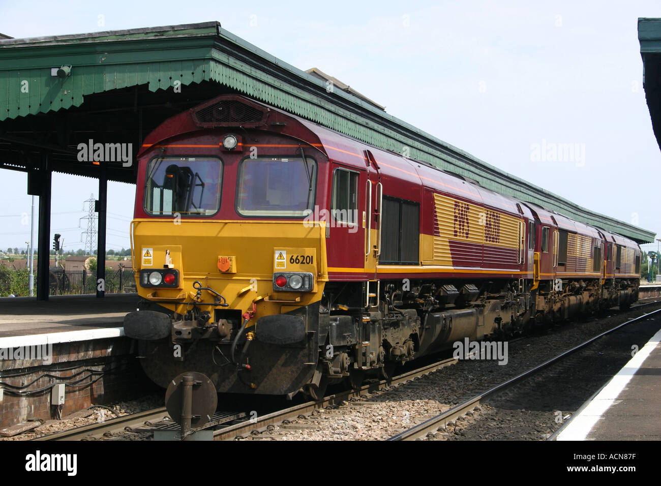 Three EWS Railway Class 66 freight locomotives pass through Didcot ...