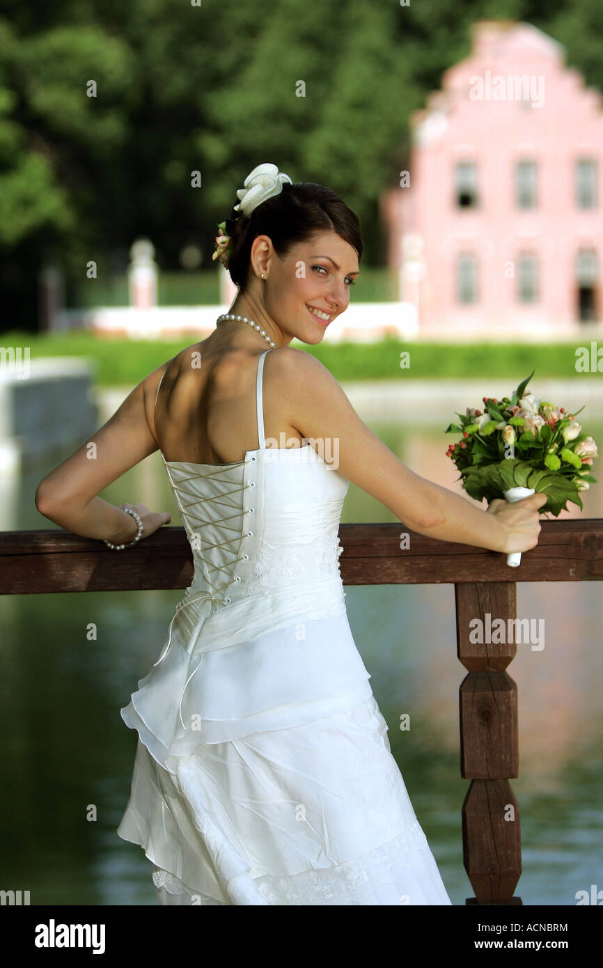 Portrait of a bride smiling with bouquet Stock Photo - Alamy