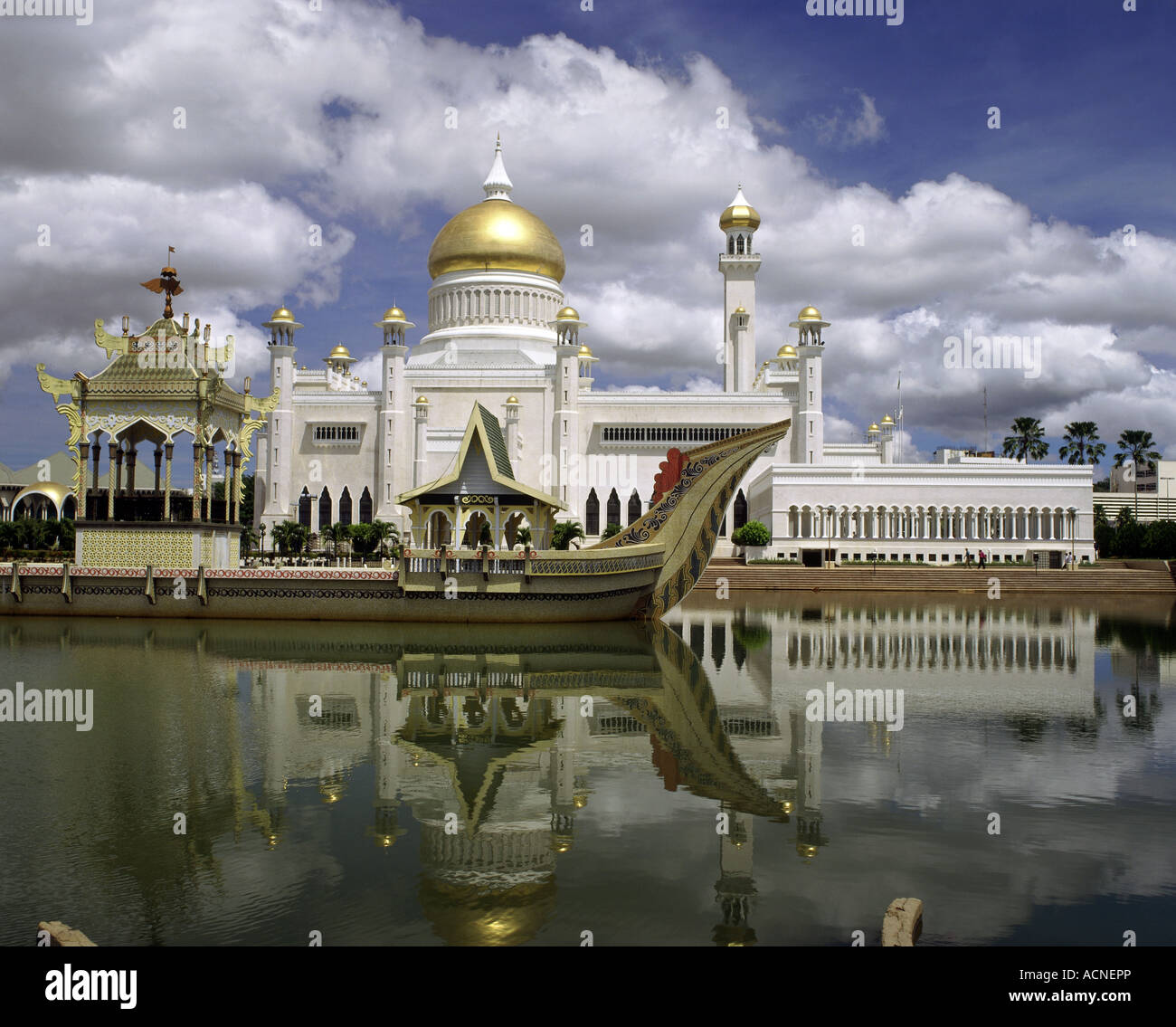 geography / travel, Brunei, Bandar Seri Begawan, buildings, Sultan Omar ...