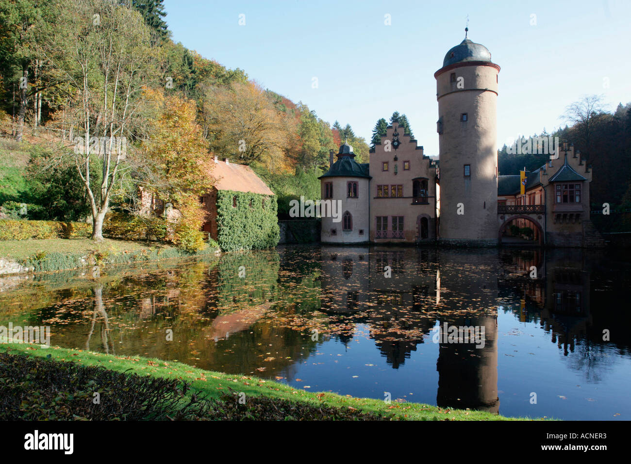 Mespelbrunn / Moating castle Stock Photo - Alamy