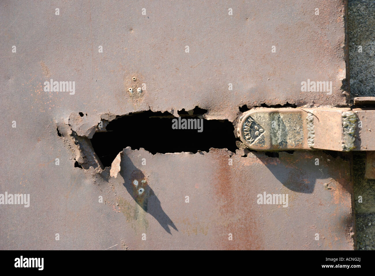 Broken hinge hi-res stock photography and images - Alamy
