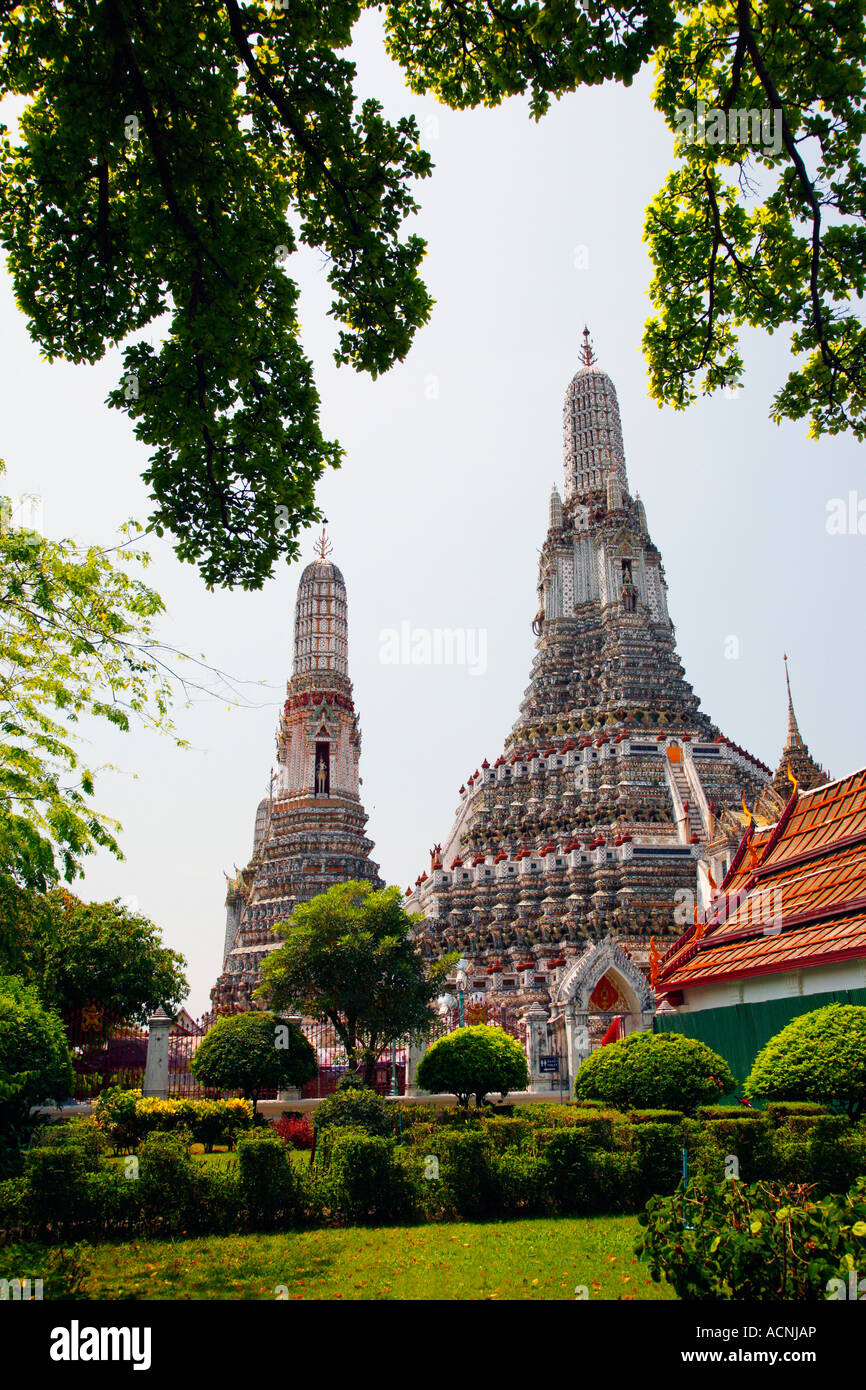 Wat Arun prang, Temple of the Dawn along the Chao Phraya river, Bangkok ...