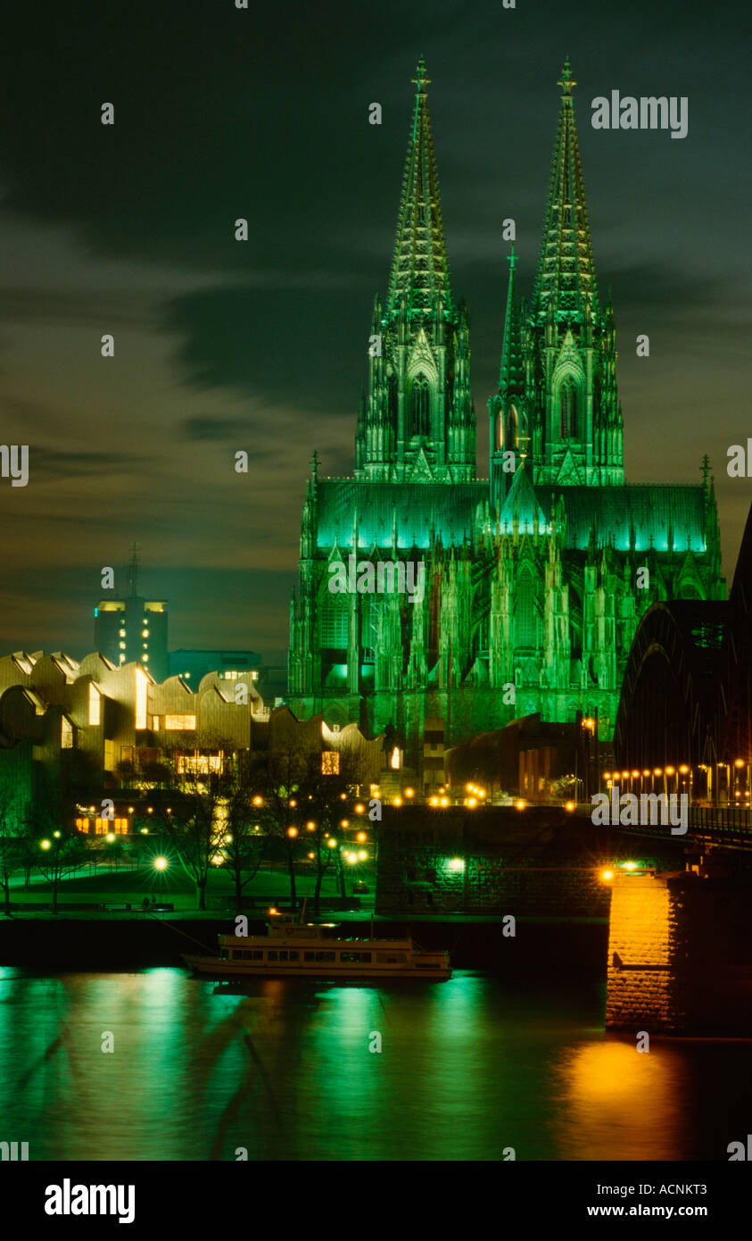 View on Cologne at night Stock Photo - Alamy