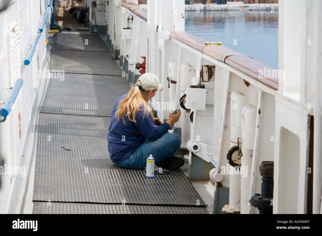Working aboard ship hi-res stock photography and images - Alamy