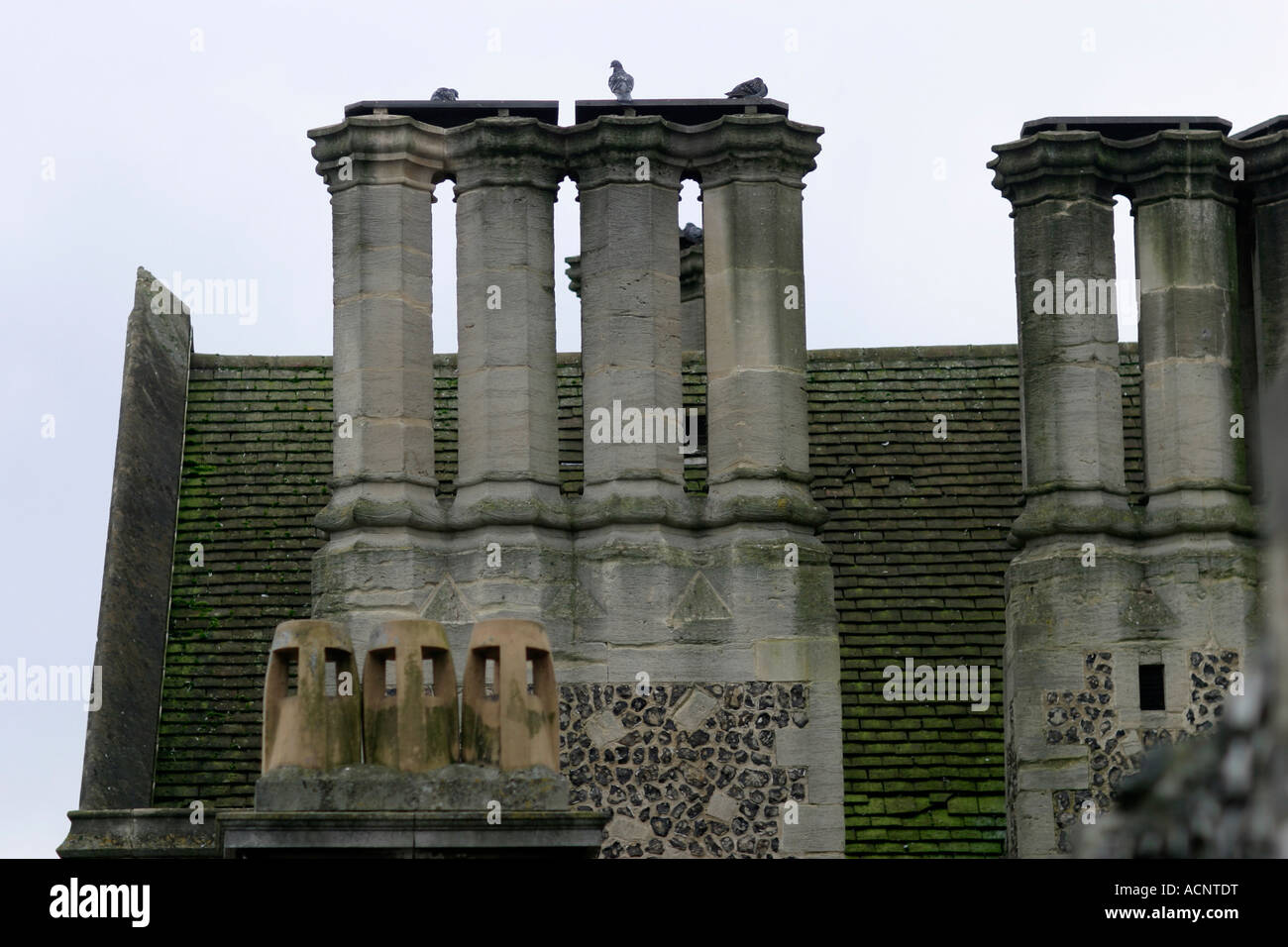Tudor chimneys hi-res stock photography and images - Alamy