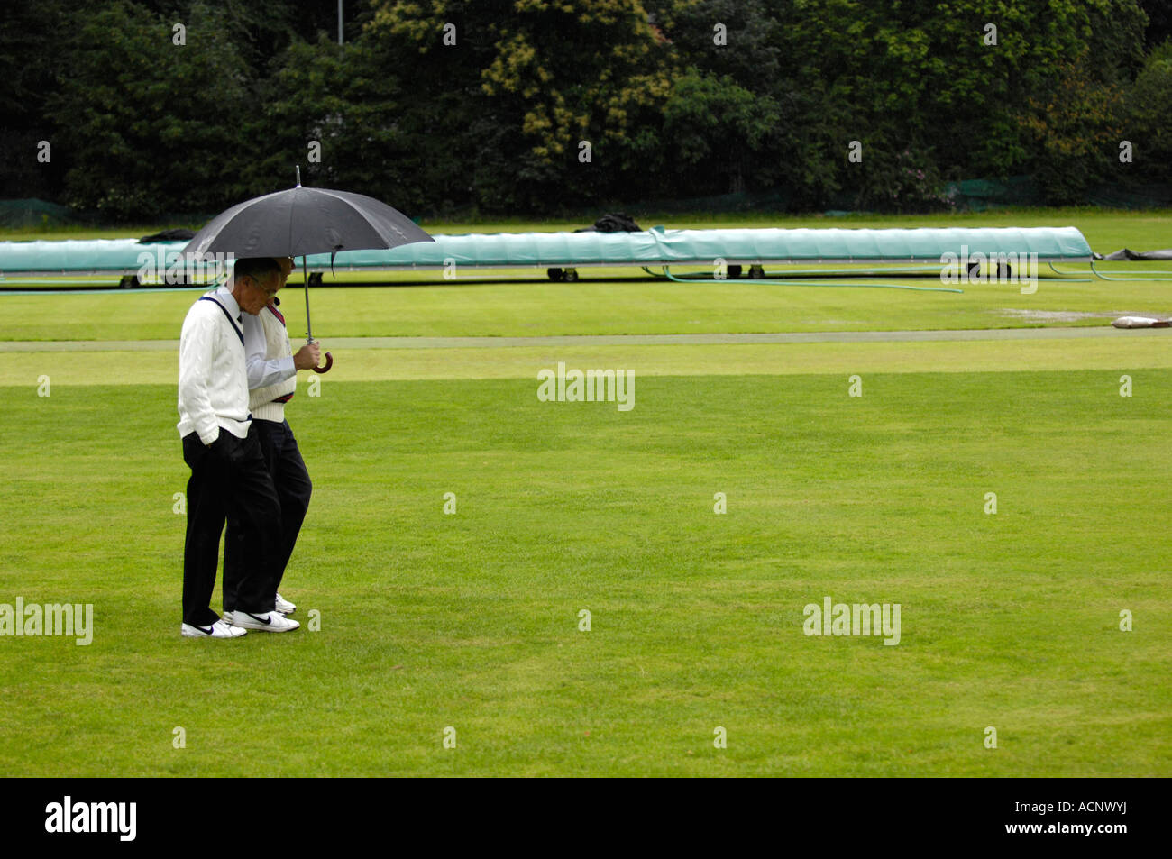 Sport cricket weather rain umbrella hi-res stock photography and images ...