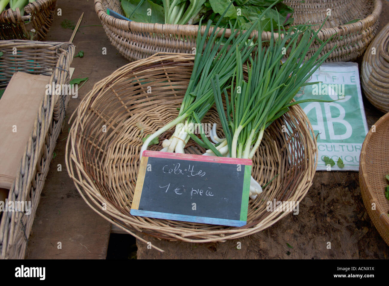 Spring onions at a market for sale hi-res stock photography and images ...