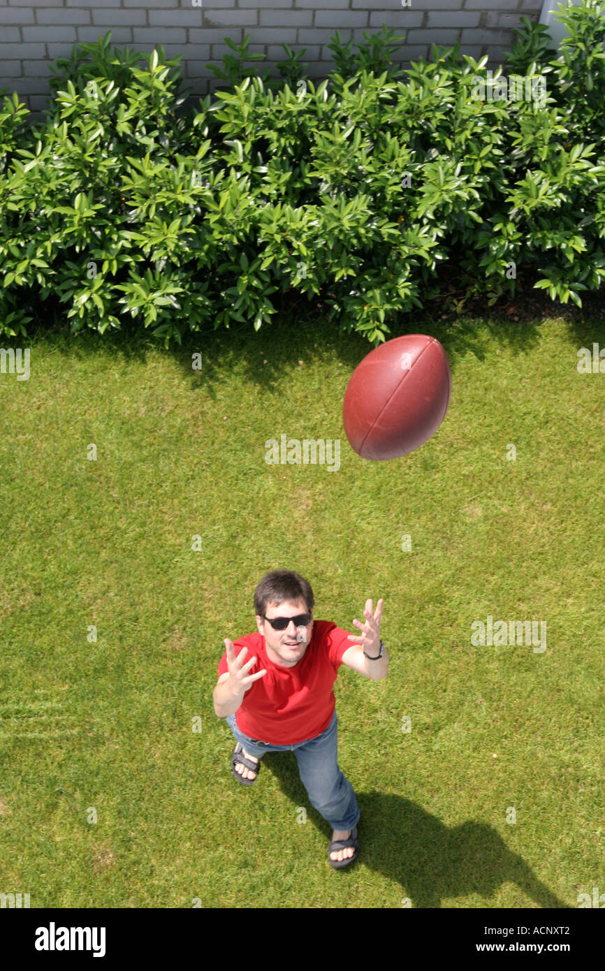 Throwing football - Mann wirft Football Stock Photo - Alamy