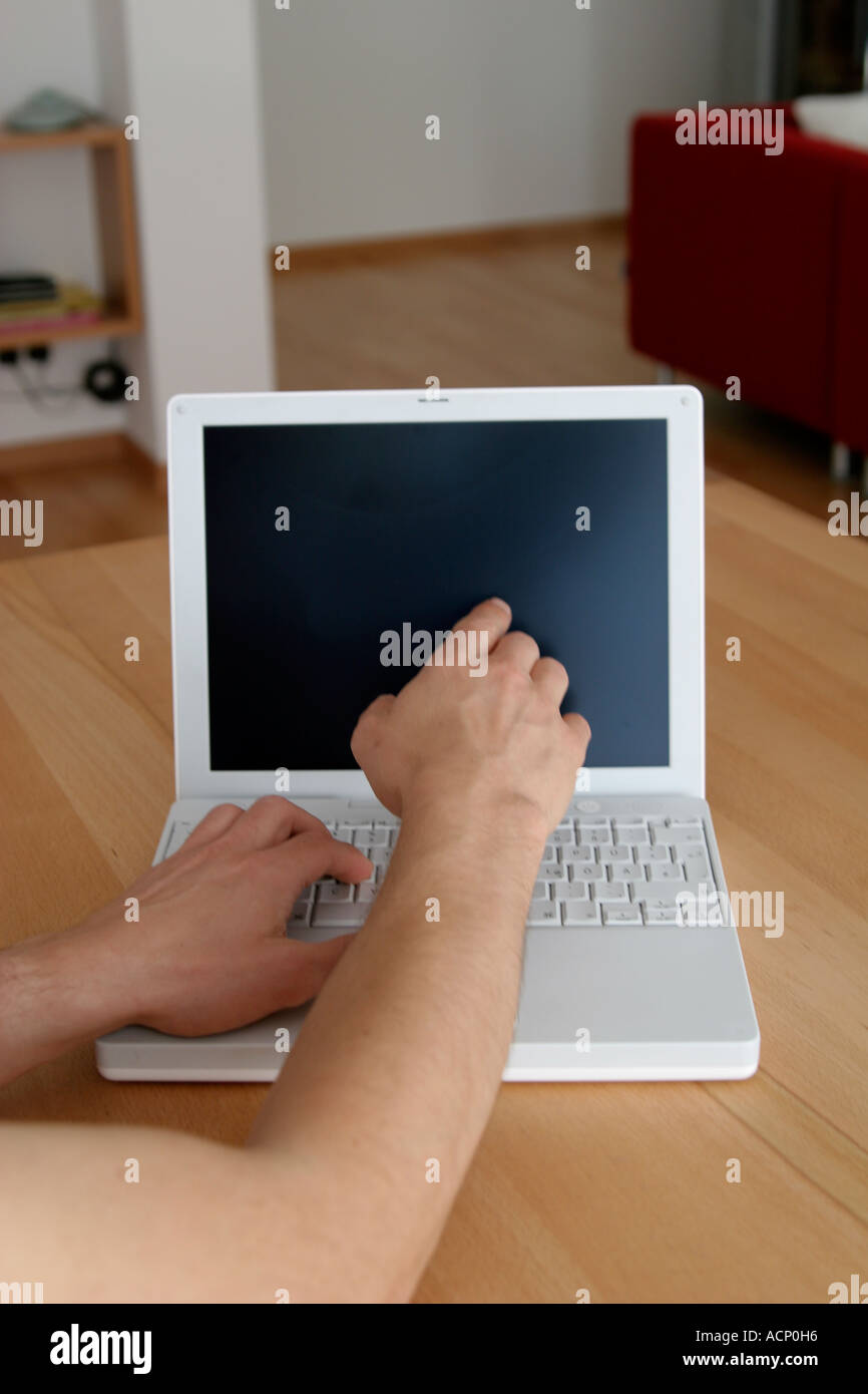 Point to the display - Am Notebook was zeigen Stock Photo - Alamy