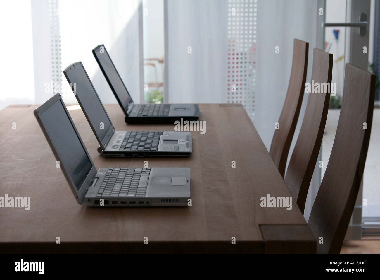 Meeting with notebooks - Meeting mit Notebooks Stock Photo - Alamy