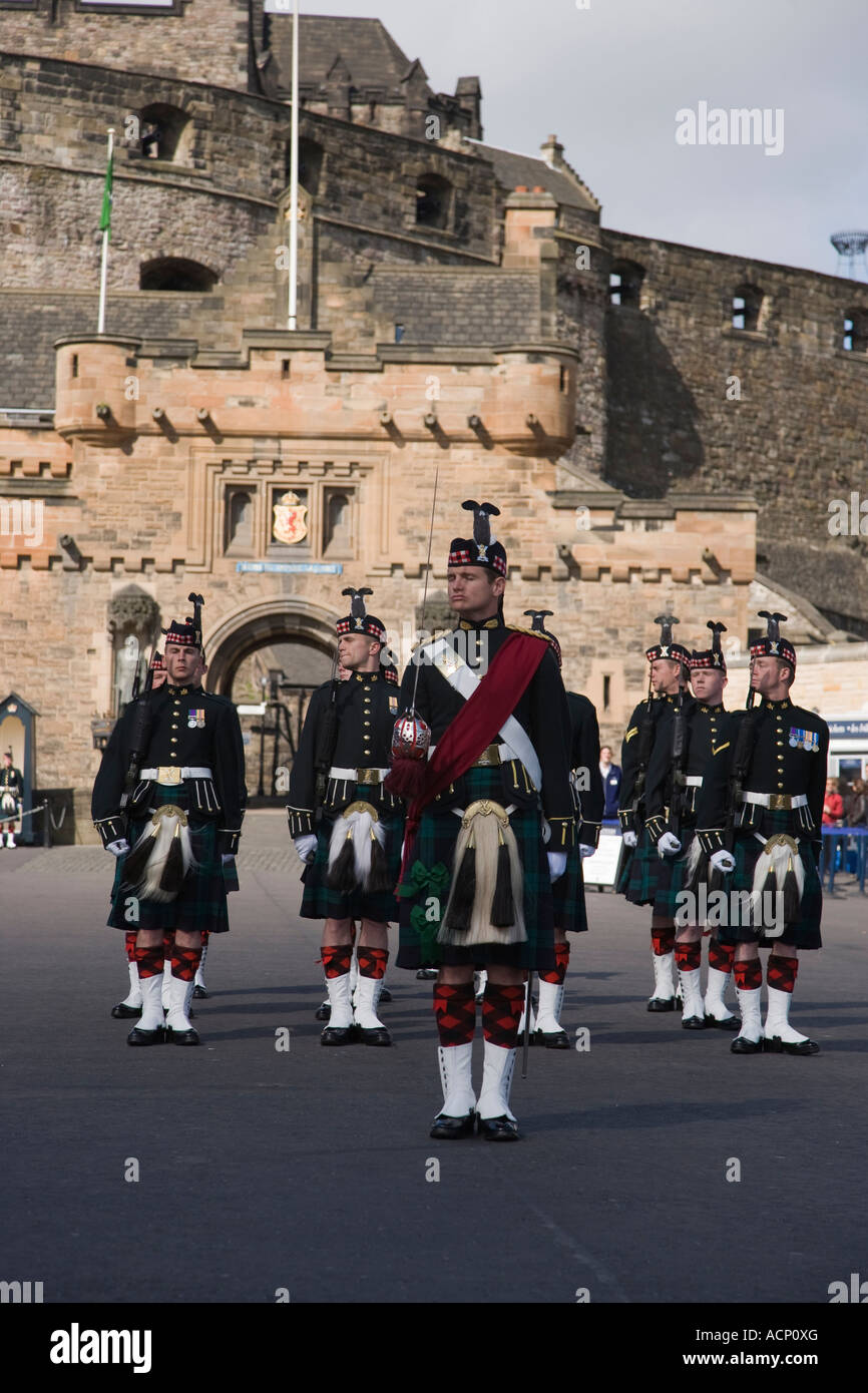 Edinburgh castle guard hi-res stock photography and images - Alamy