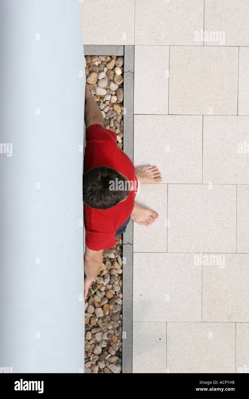 Man stands at the wall - Mit dem Rücken an der Wand Stock Photo - Alamy