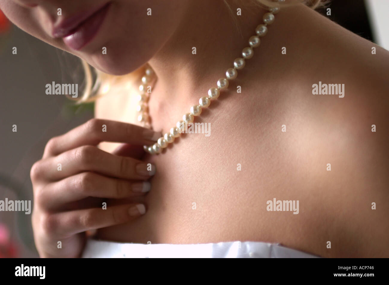 Pearl necklace neck hi-res stock photography and images - Alamy