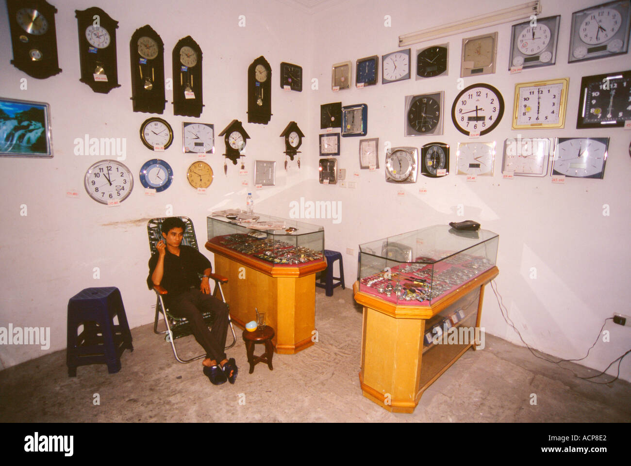 Clock seller hi-res stock photography and images - Alamy