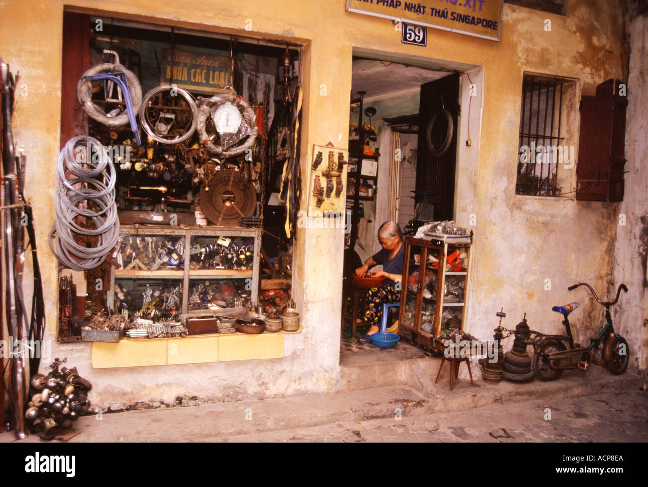 Techshop hi-res stock photography and images - Alamy