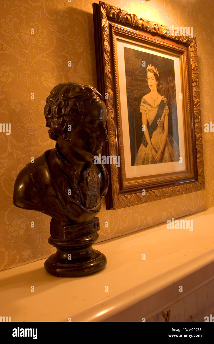Queen elizabeth bust portrait hi-res stock photography and images - Alamy