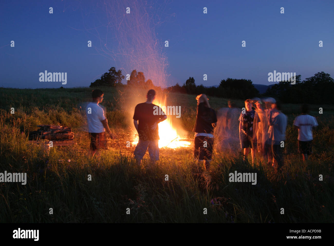 Teenagers around campfire hi-res stock photography and images - Alamy