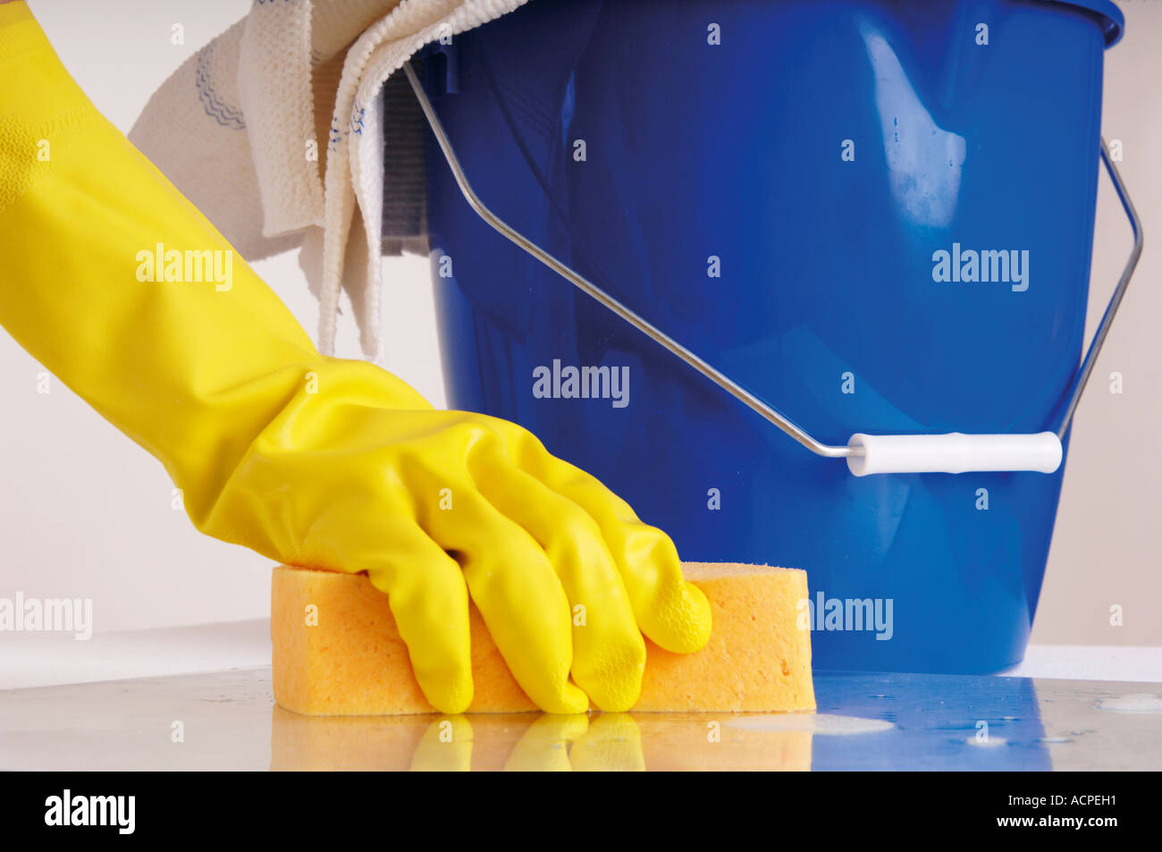 Hands bucket cleaning hi-res stock photography and images - Alamy