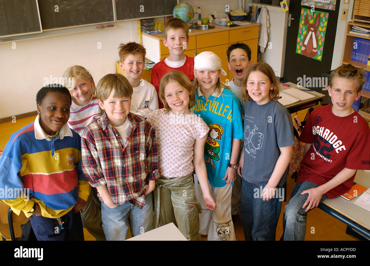 Group of students in elementary school Stock Photo - Alamy