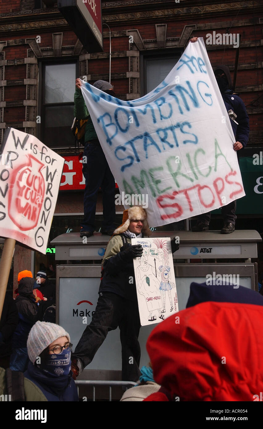 Protesters with signs hi-res stock photography and images - Alamy