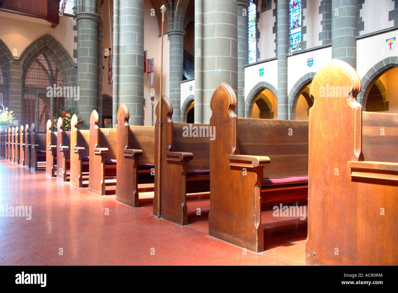 church pews church cathedral Stock Photo - Alamy