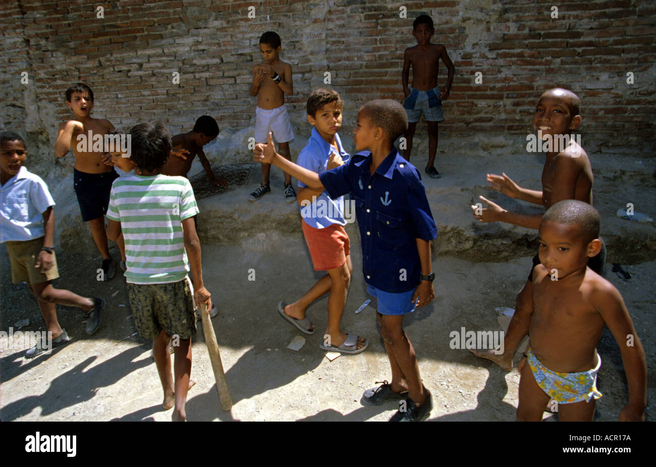 Kids playing baseball street hi-res stock photography and images - Alamy