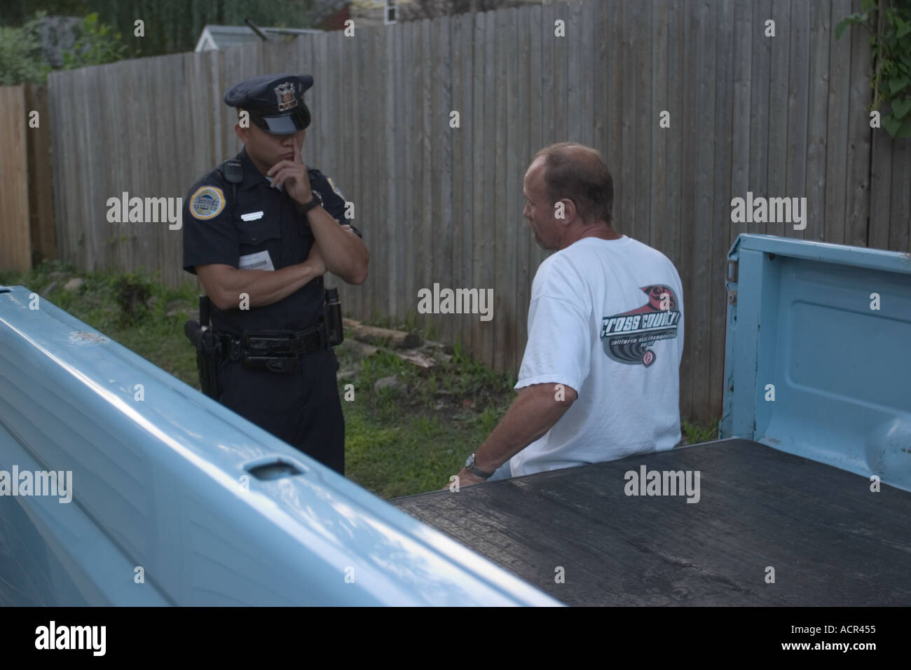 Police officer talking to a victim hi-res stock photography and images ...